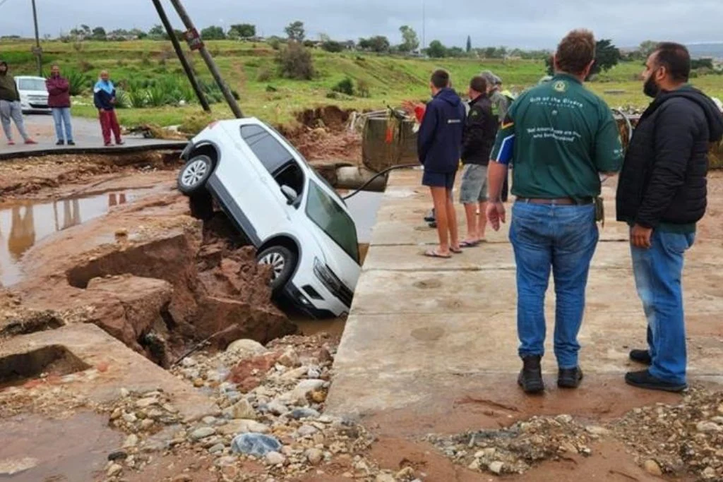 Oos-Kaapse vloede: ‘Dit was skrikwekkend’ – motoris op pad wat ...